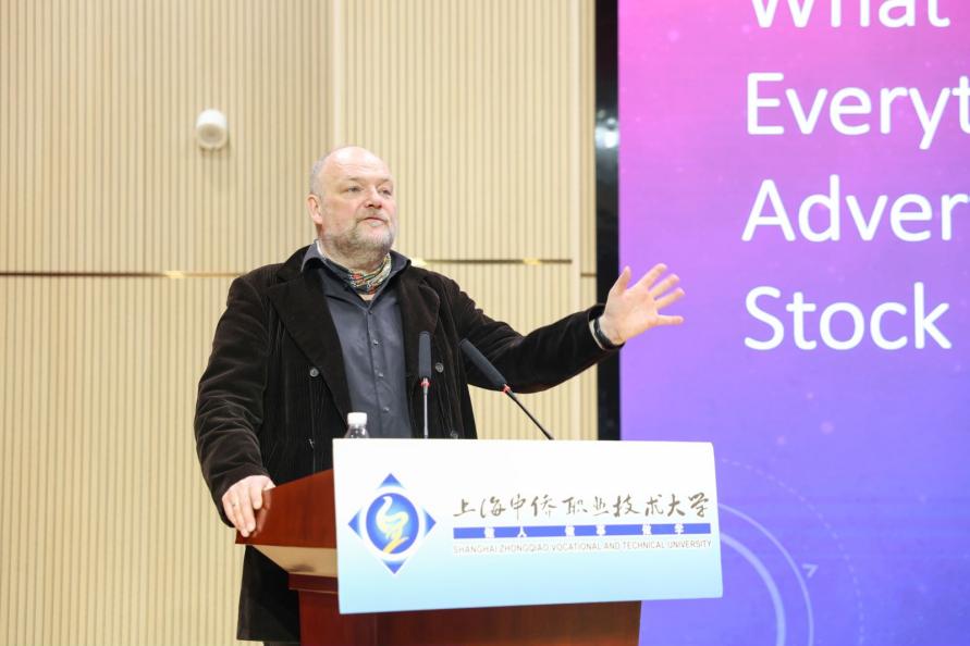 德国柏林媒体设计学院行政总长Martin Adam一行来访中侨